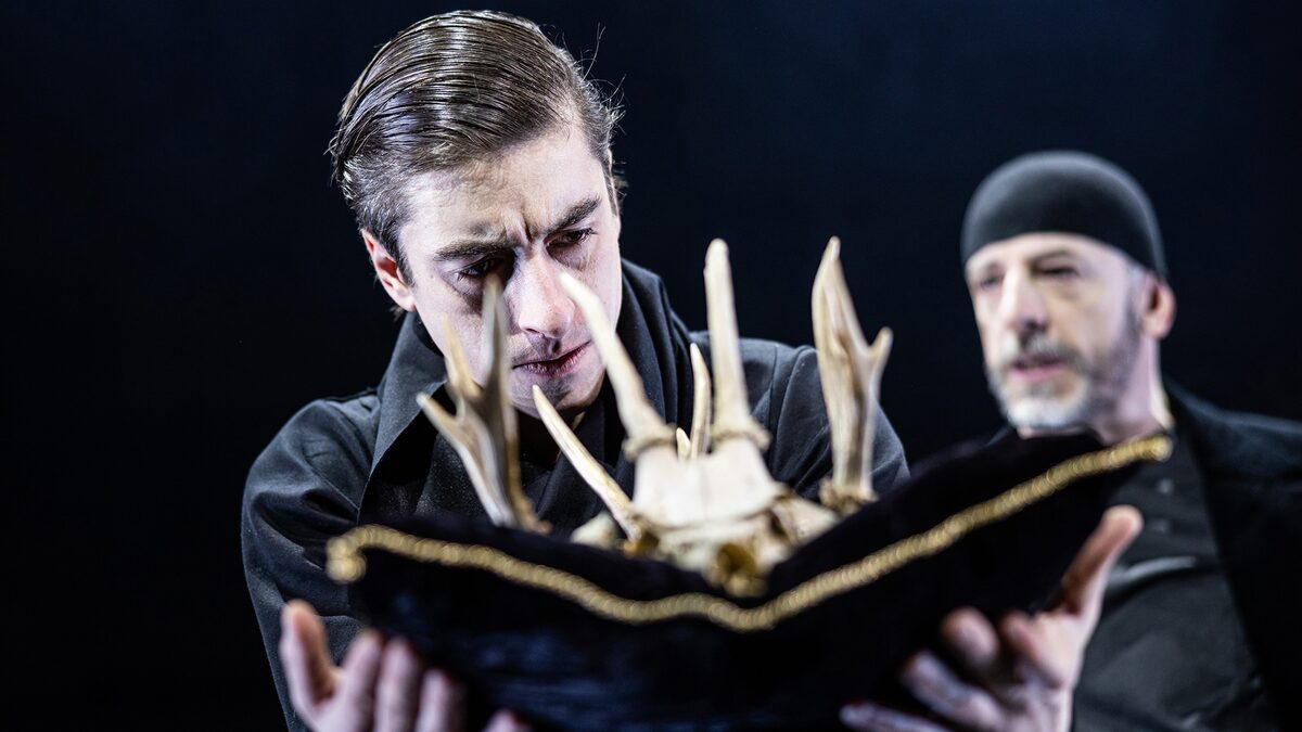 Hamlet v Národním divadle chce mluvit k dnešku, ale schází tomu odvaha ...