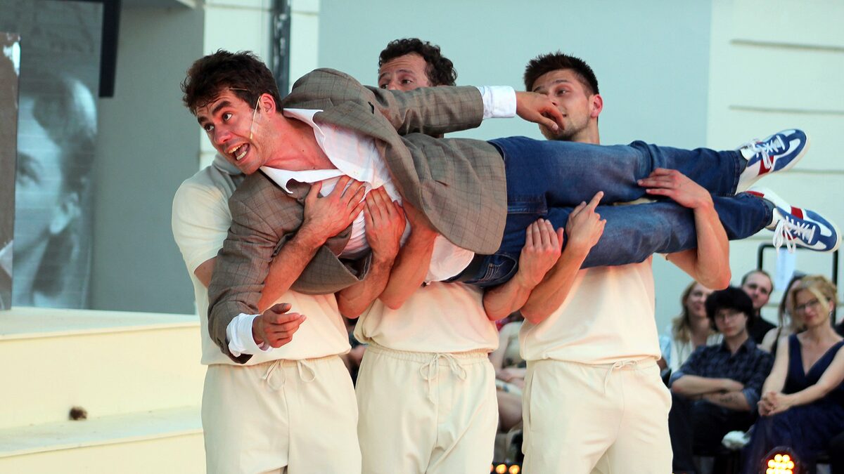 Formanův sprint pod zeleným platanem na Letní scéně Musea Kampa — ČT ...