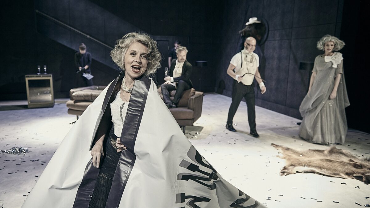 Lištičky čili kapitál, expanze a moc. Ivana Uhlířová v nové inscenaci ...