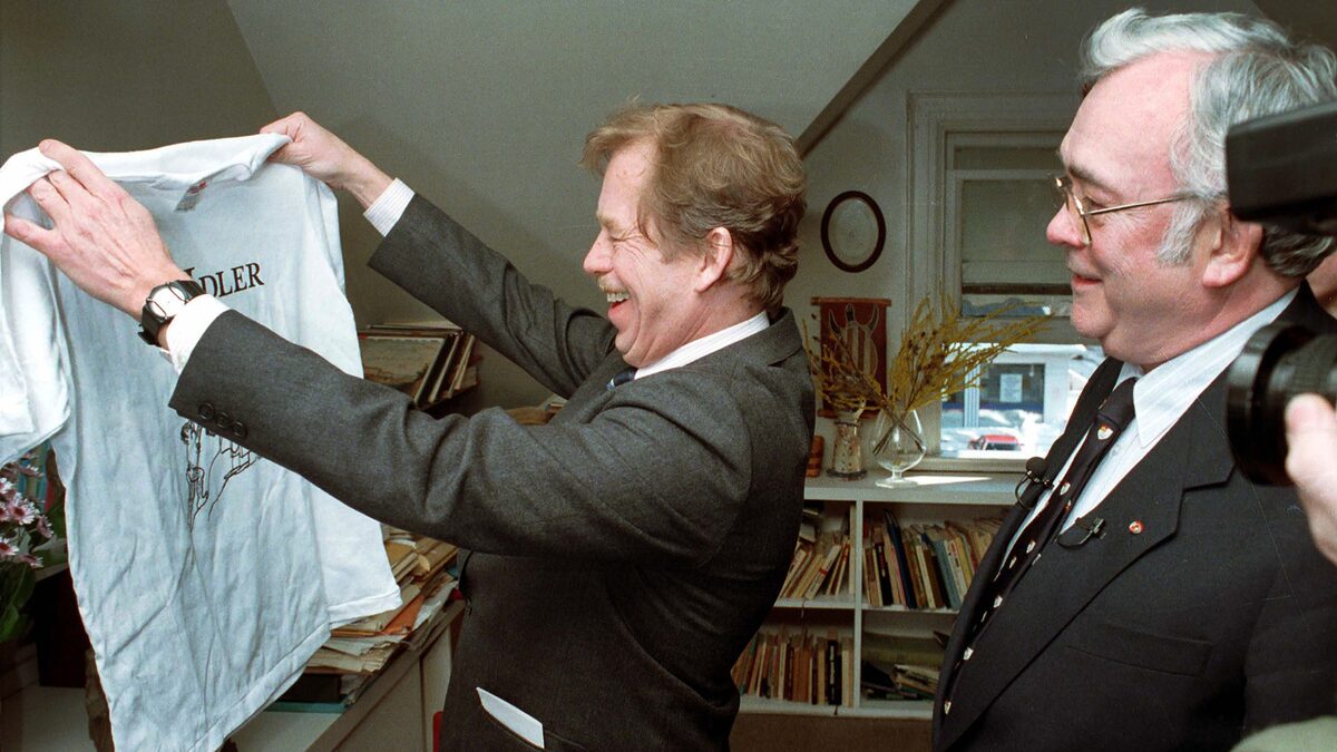 Škvorecký píše Havlovi – a naopak. Proč dnes jejich korespondenci číst ...