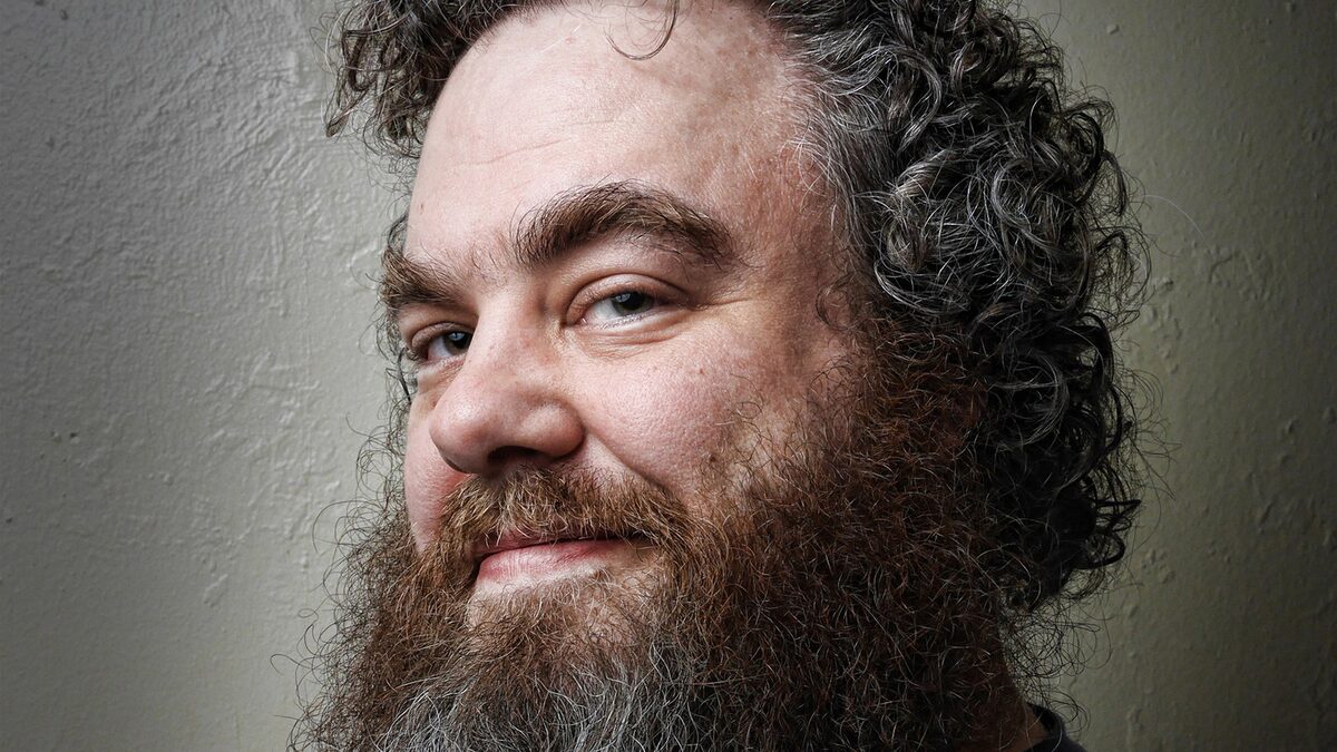 Patrick Rothfuss umí vyprávět jako anděl. Ovšem dost s tímhle uměním ...