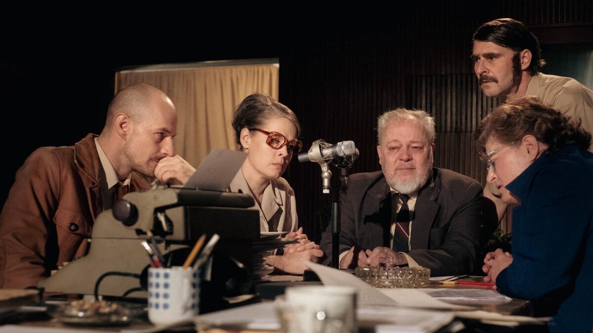 V prostorách českobudějovického rozhlasu se hraje silná inscenace o roce 1968 — ČT art — Česká ...