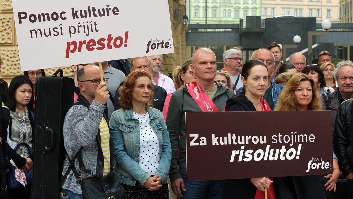 Komentář: Sliby, deklarace i ticho. Kultura v programech hlavních ...
