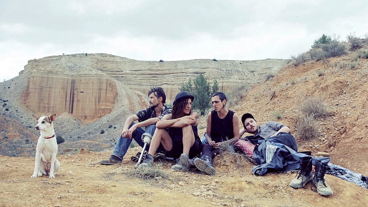 Slast i smrt na rave party. Už nejen festivalové publikum se může vystavit filmu Sirat — ČT art ...